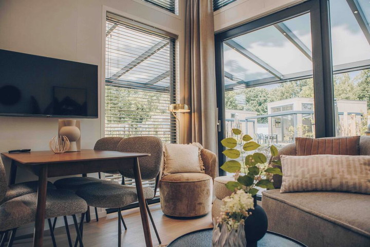 Experience Luxury And Nature In The Reeëndal Lodge With Hot Tub In The Veluwe! With 1 Bedroom And 1 Sleeping Loft, A Fully Equipped Kitchen, And Air Conditioning. - Deventer