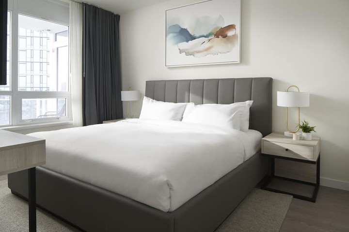 Luxury 2-br Ada Suite W/ Pools, Gym, Gourmet Kitchen & Prime Seattle Location! - Seattle, WA