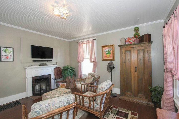 Historic Santa Rosa Cottage Hot Tub - Santa Rosa, CA