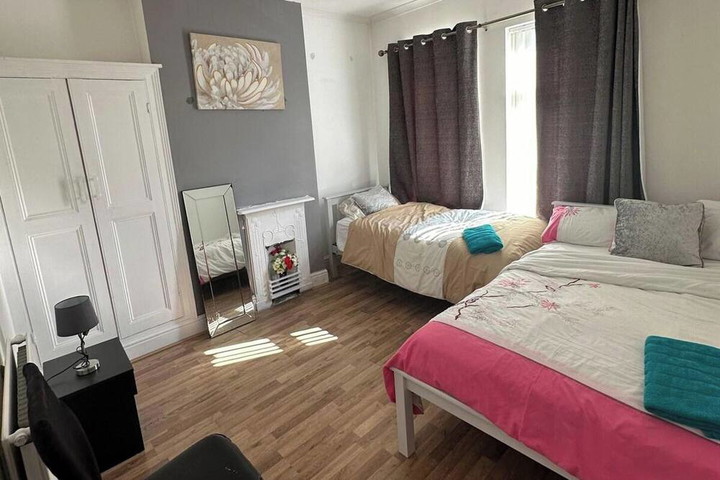 4 Bed House - Sleeps 10 - Garden - Parking - Wifi - Doncaster