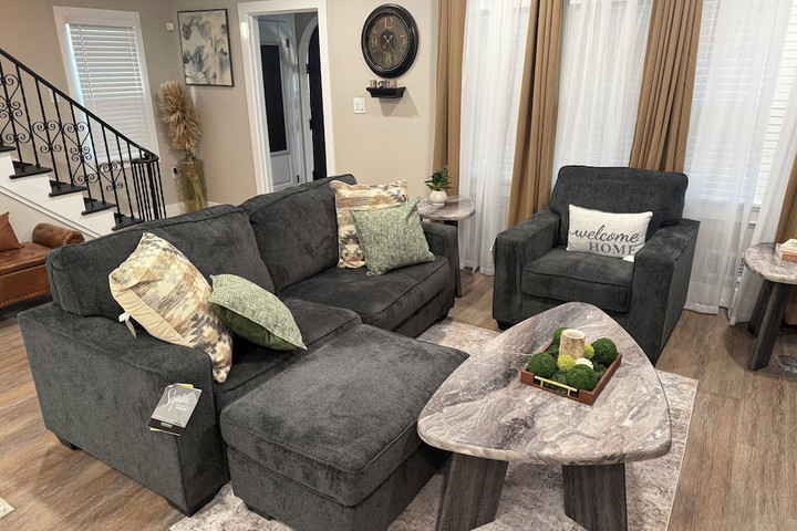 Luxury Executive Home 3br/2ba Finished Basement Free Parking - Sterling Heights, MI