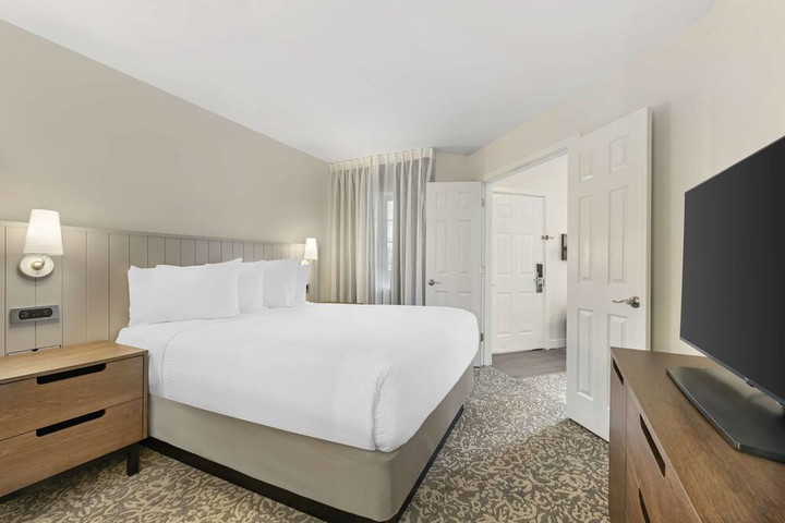 Prime Location! 2 Convenient Units, Kitchen, Onsite Parking, Free Breakfast - Reston, VA