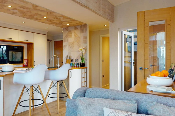 Seaview Lodge - Two Bedroom Cottage, Sleeps 4 - Moelfre