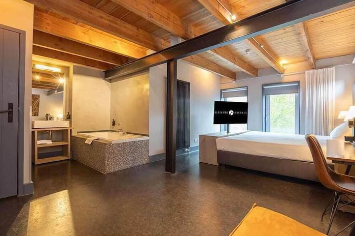 Discover Nearby Historic Sites From Two Spacious Rooms In A Charming Estate - Emmen