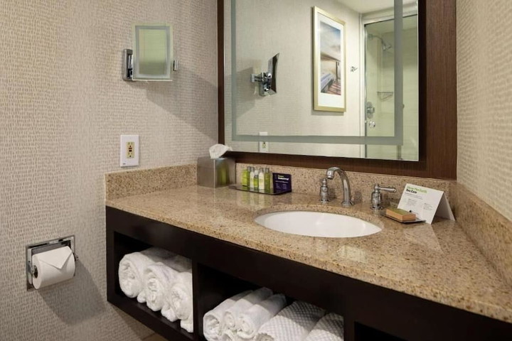 King Room On Premium Floor W/ Free Parking L Near Portland Jetport - Portland, ME