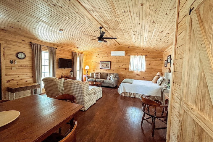 Charming Cabin Surrounded By Farmland In Lovely Pulaski - Wifi Included - Pulaski, TN