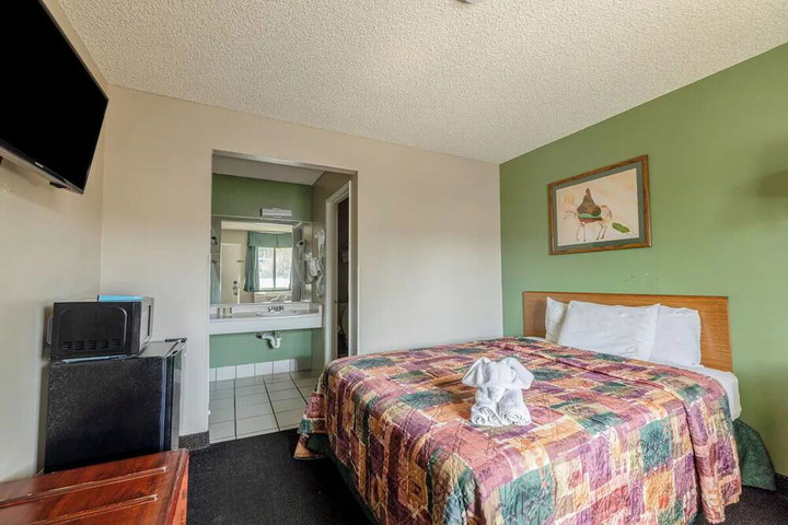 Perfect Located Barstow One Queen Deluxe Room For History Buffs - Barstow, CA