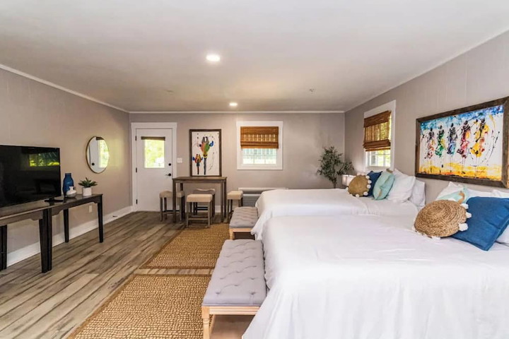 Virunga, A Cozy Stay For Four In The Lodge Of Karoo At Smith Mountain Lake - Smith Mountain Lake, VA