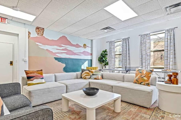 Downtown City View Loft W/ Balcony, Walk To Shops - Stevensville, MI