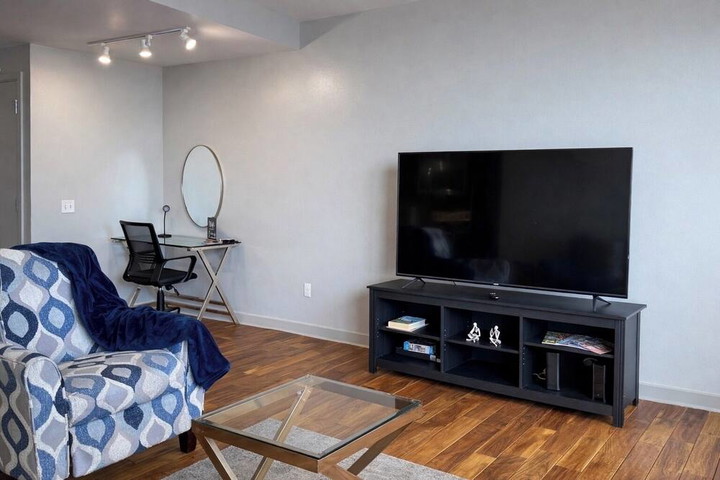 Cozy Retreat With Rooftop Pool, Parking, And Spacious Comfort - Dallas, TX