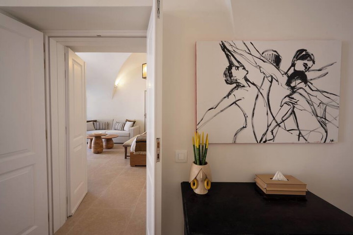 Ground Floor | Three-bedroom Heritage Residence With Jacuzzi And Private Terrace, Villa Oro - Santorini