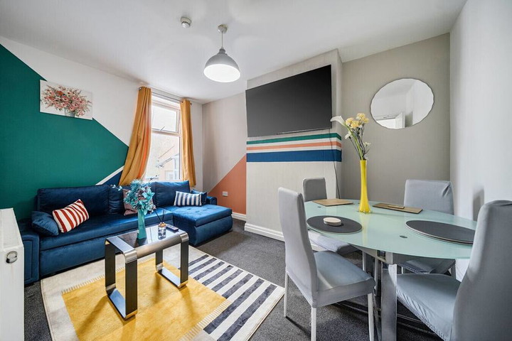 Sixbedroom Stay With Garden, Private Hot Tub, Parking And Easy Manchester Tram Links - Manchester