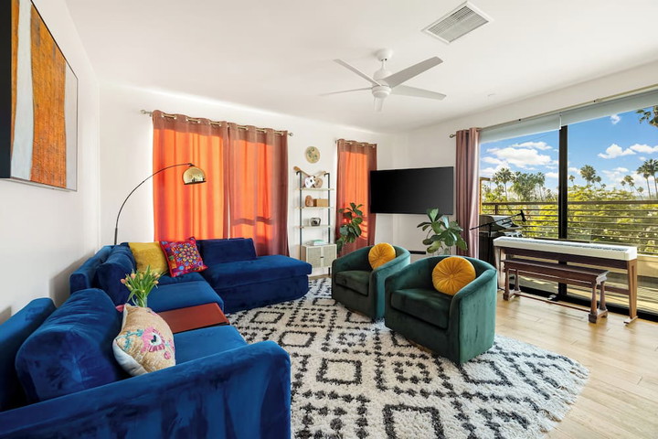 Silverlake Sunset Treehouse Art-filled Escape W/ Jacuzzi + Sauna | Avantstay - Pasadena, CA