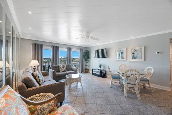 Bright & Updated Beachfront Complex 2br2ba - Madeira Beach, FL
