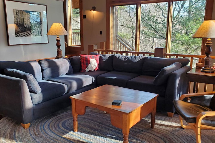 Muskoka Waterfront Cottage On 54 Acres, 10 Minutes From Gravenhurst - Gravenhurst