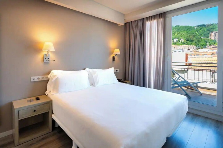 Spacious Modern Suite W/ Balcony + Natural Light In Bilbao Center - Lezama