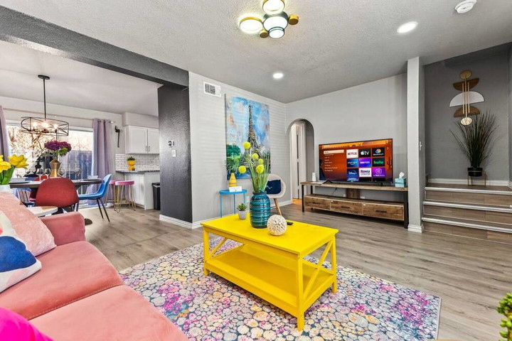 Comfy Downtown Gem ~ Workspace ~ Parking - Grand Prairie, TX