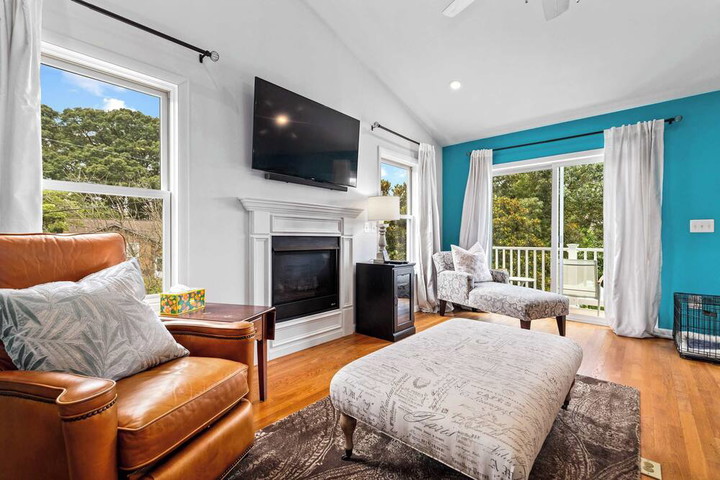 Pool Loft Suite | Bay Access & Beach Passes - Annapolis, MD