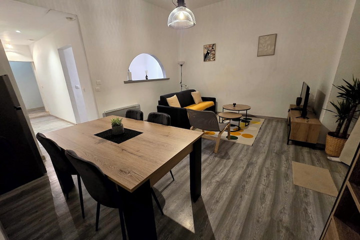 Appartement De 60m² Entier, Dans Un Environnement Historique Et  Authentique - Beaucaire