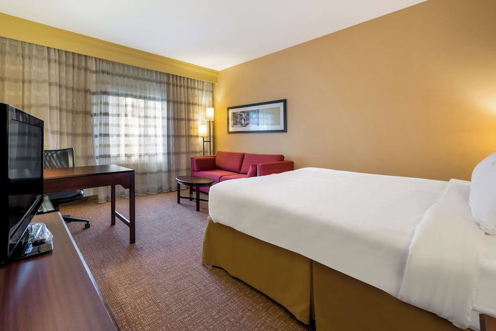 Relax In A Spacious Room With Swimming Pool, Perfect For Shoppers & Explorers - Livonia, MI