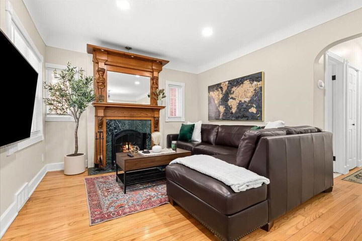 4 Bedroom 2 Bath Middle Of It All Sleeps 8 Plus - Dearborn, MI