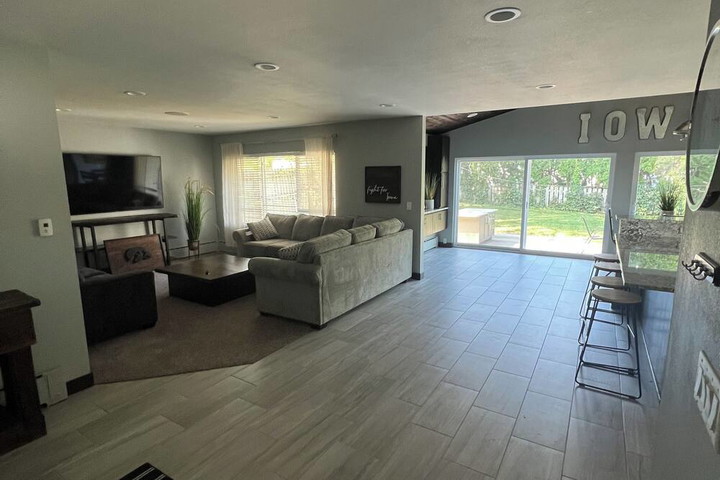 5 Minute Walk To Kinnick Stadium! Perfect Gameday Stay! Spacious 4-bedroom House - Iowa City, IA