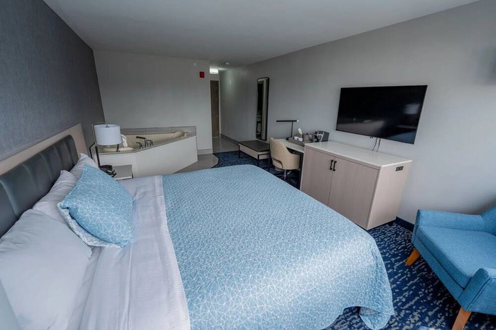 Harbor View - King Bed With Jacuzzi - Dartmouth