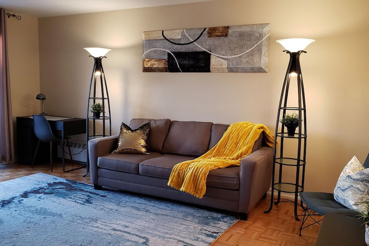 Bright 2 Br W/king Bed, Wifi, Netflix, Parking - Waterloo, Canadá