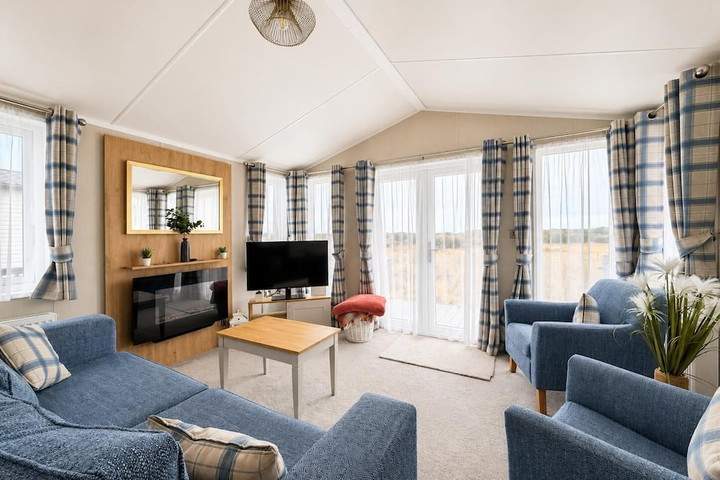 Modern 6 Berth Caravan With Decking At Suffolk Sands Ref 45004f - Felixstowe