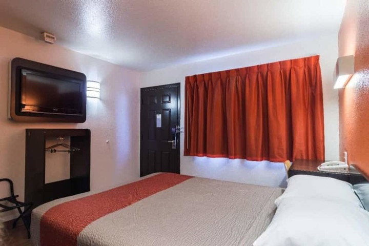 1 Queen Bed | Non-smoking - Oroville, CA
