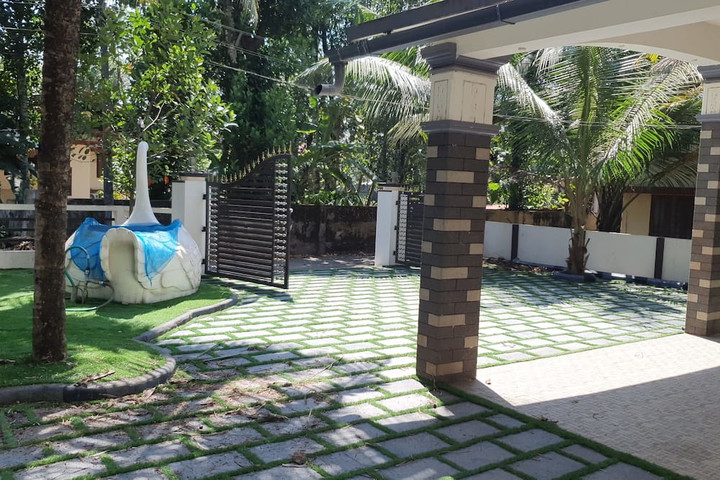 1.5km- Town, Believers Hosp. 5 Minutes To R. Station. 2bhk, Ensuite,a/c, Balcony - Thiruvalla