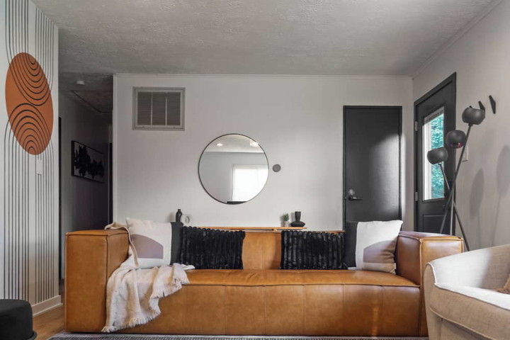 The Rosie Roots - Cozy Pet Friendly House - Greenfield, IN