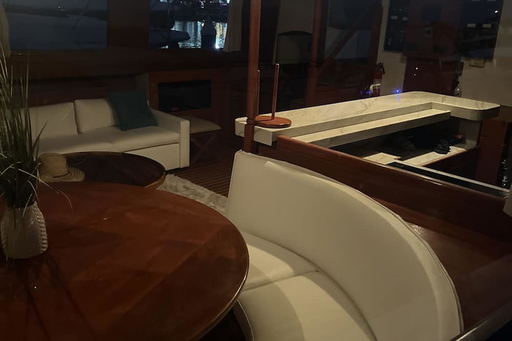 Bote Grande Listo Para Quedarse Y Para Llevar - Puerto Vallarta