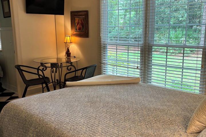 Peace Like A River Is A Charming One Room Efficiency,  Private Entrance. - Bluffton, SC