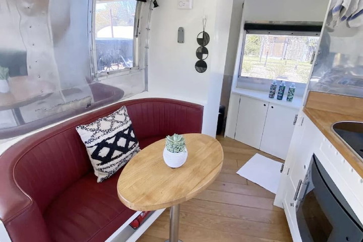 Silverbird Glamping Airstream Caravan And Private Deck - 워릭셔