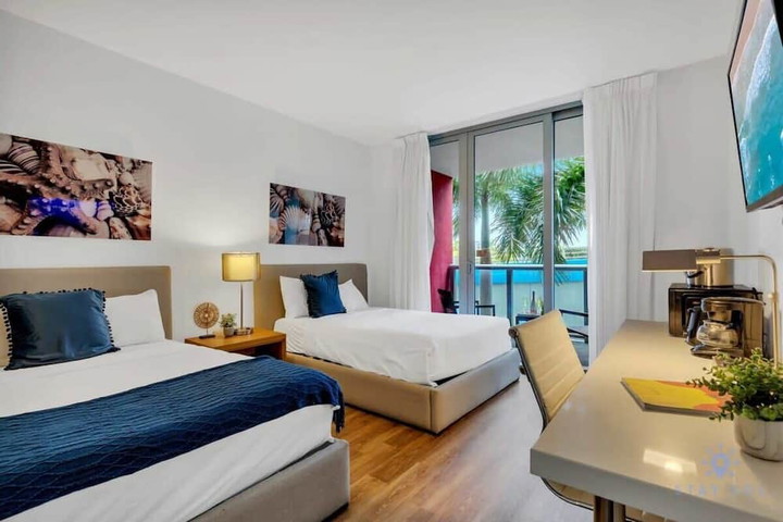 Spectacular Studio: Gym + Pool + Near Beach - Aventura, FL