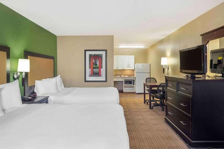 2 Full Beds | Non-smoking, Kitchen - Fresno, CA