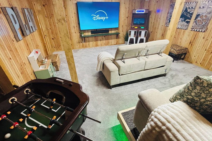 Luxury Home W/private Pool, Mt Views, 85 Roku Movie Room, Arcade, & King Bed! - Morristown, TN