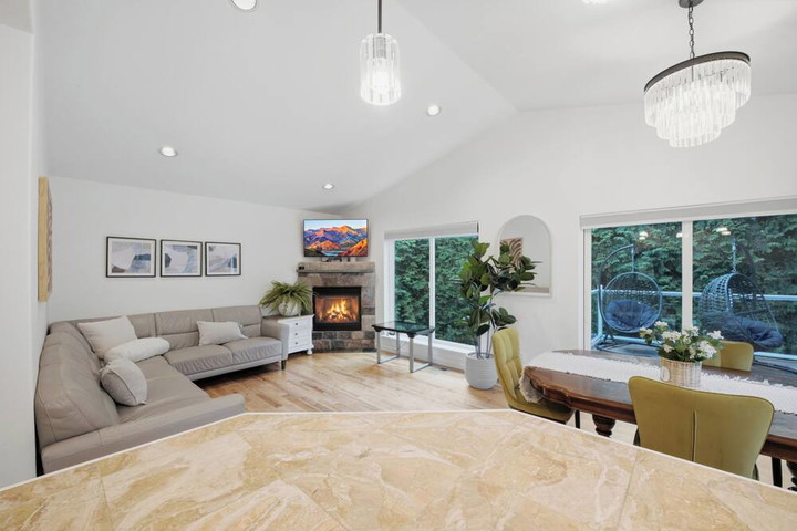4br + Office | Peek-a-boo Lake View | Turf Yard - Snoqualmie, WA