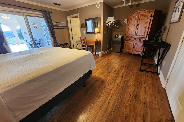 Double Room With King Bed And Balcony - Signal Mountain, TN