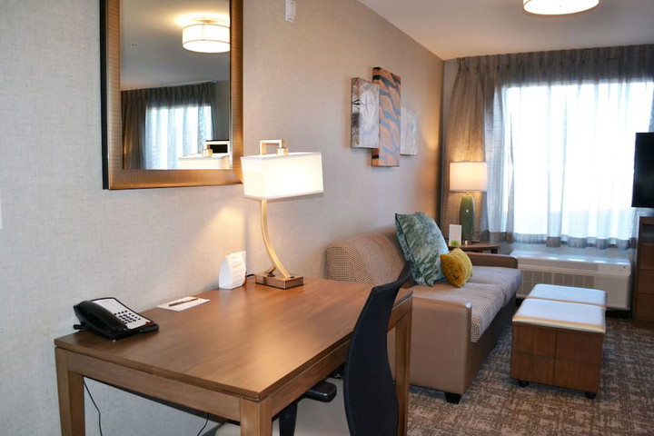 Queen Studio W/ Kitchen | Daily Breakfast + Pool - 紅鹿市