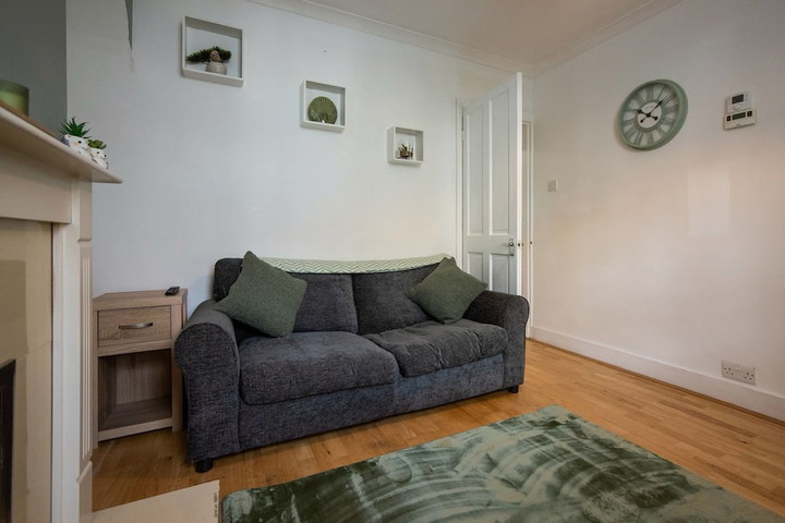 Rochdale Central 2-bed House Near Station & Shops - Royal Tunbridge Wells
