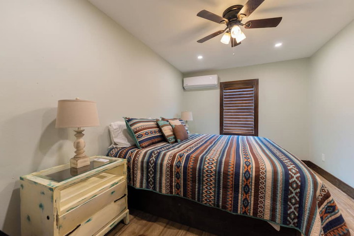 New Spacious 5 Separate Hotel Suites In Charming Uvalde With Wifi, Ac. - Uvalde, TX