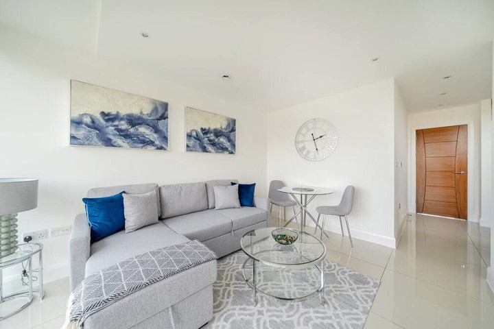 Elegant One-bed Penthouse With Terrace  Sleeps 4 - Surbiton