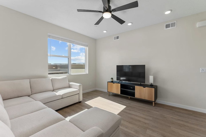 Cactus Blossom Oasis: Desert Color Lagoon + Beaches! Dog Friendly, Great Views! - St. George