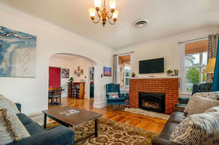 The Golden Parlor- Historic Victorian, Hot Tub - Grass Valley, CA