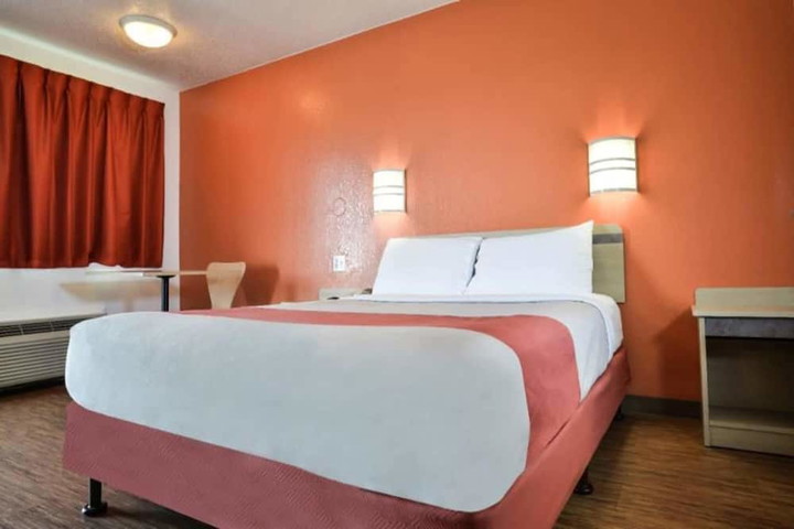 1 King Bed | Ada/ri Shower - Saint Joseph, MO