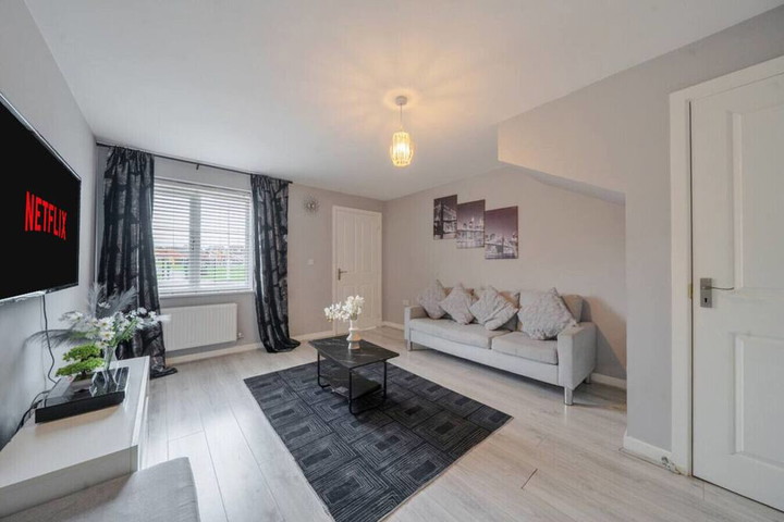 Four-bedroom Home With Garden, Workspace And Easy City Access - Staffordshire