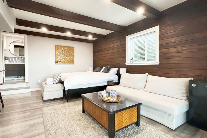1br Private Suite · West Vancouver · Landmark View · Prime Location - Horseshoe Bay