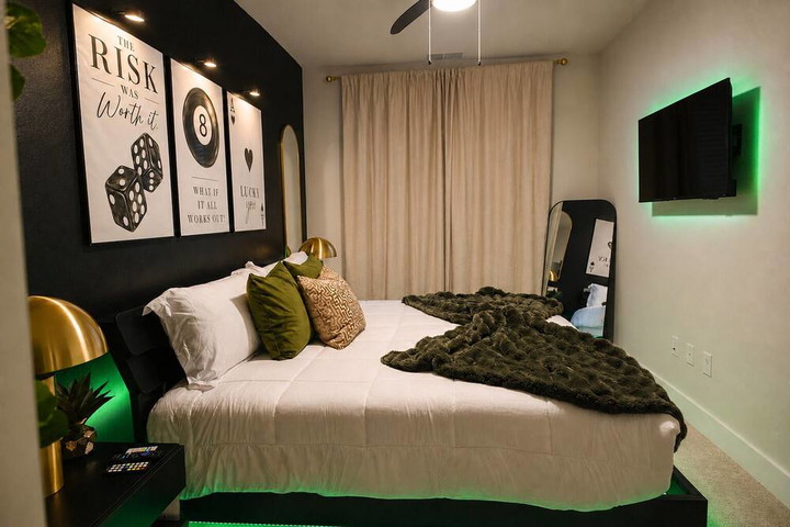 Stylish West Midtown Retreat - Pool & Balcony - Atlanta, GA